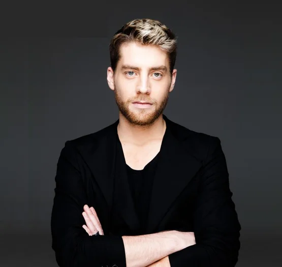 Yann-Alrick Mortreuil danse avec le Paradis des Stars en 2023